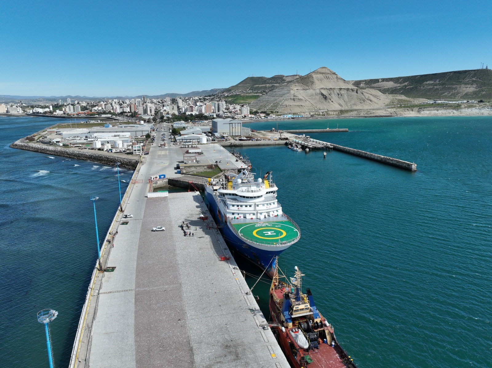 Buque sismográfico y el remolcador “Atlantic Dama” cumplieron escala ...